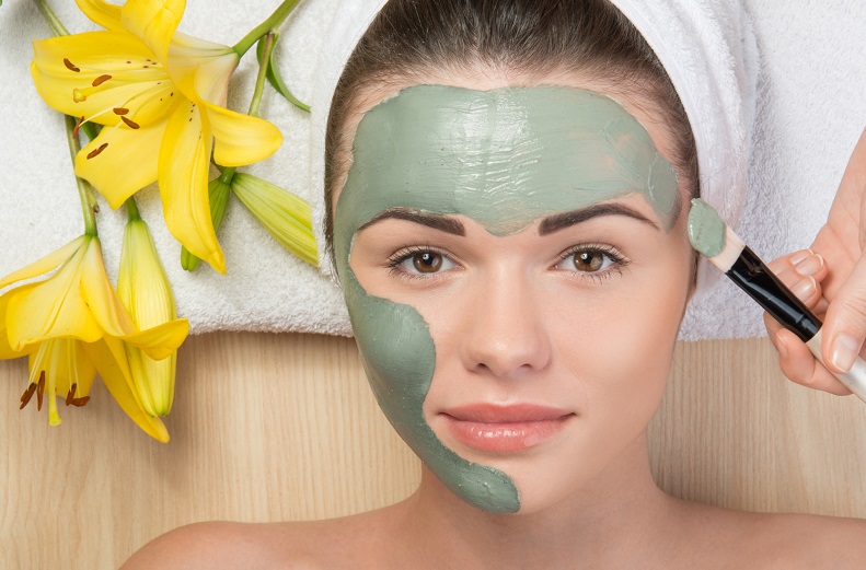 Skin routine με μάσκα ενυδάτωσης.